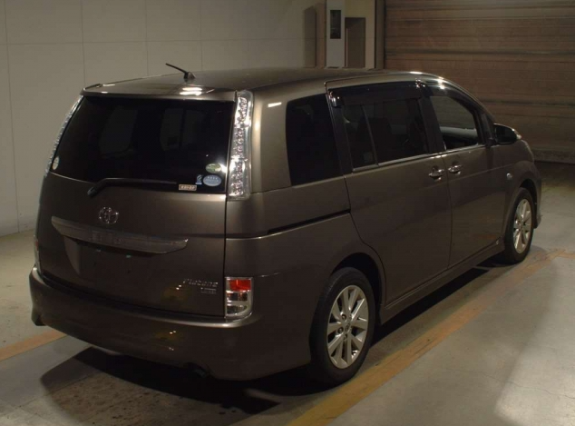 Toyota Isis – Kozukue Motors